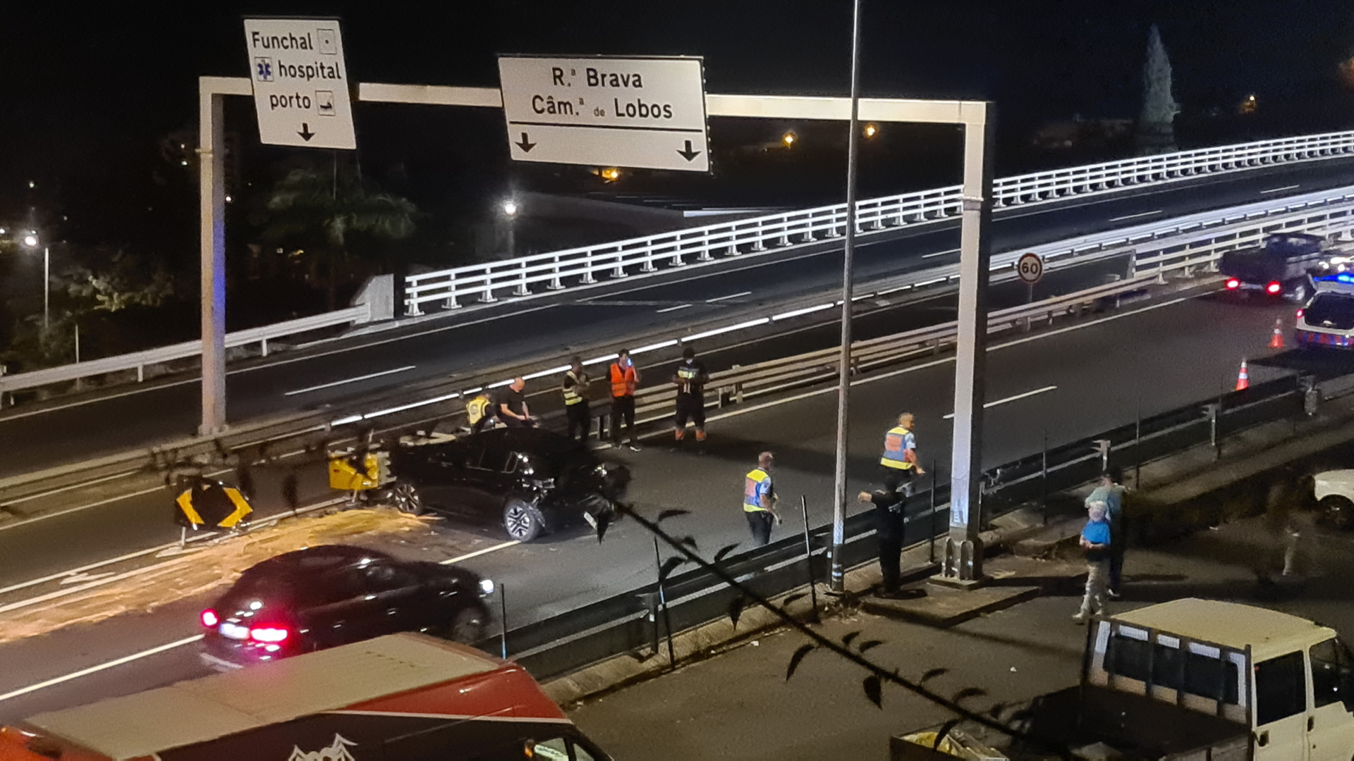 Carro bate contra rail na Via Rápida (com vídeo)